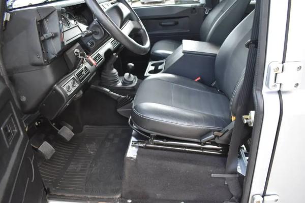 Pelēks Land Rover Defender 2006 Talsi, ar dzinēja tilpumu 2.50 L un nobraukumu 89 tūkst. km par 26500 €, foto 6 vietnē AUTOMOTO.COM.LV