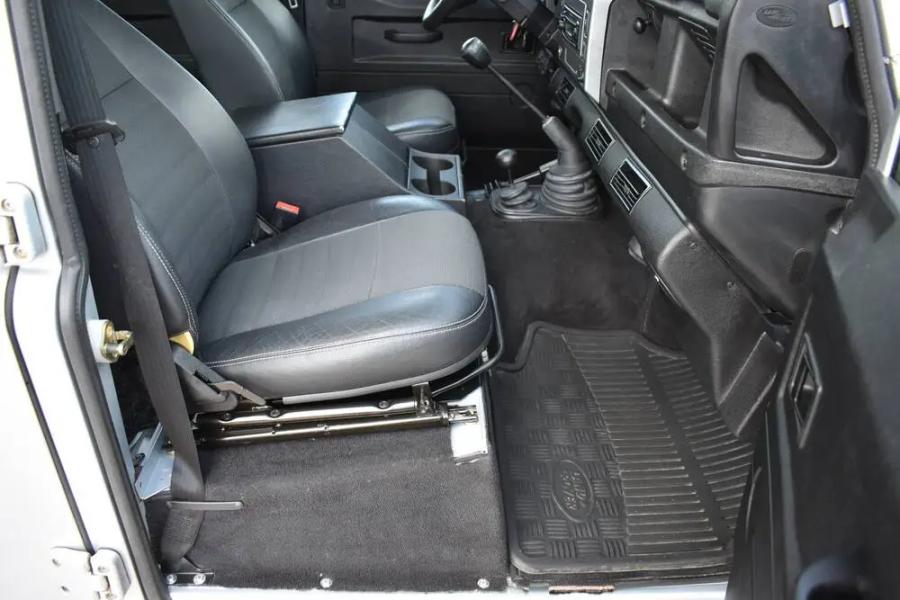 Pelēks Land Rover Defender 2006 Talsi, ar dzinēja tilpumu 2.50 L un nobraukumu 89 tūkst. km par 26500 €, foto 8 vietnē AUTOMOTO.COM.LV