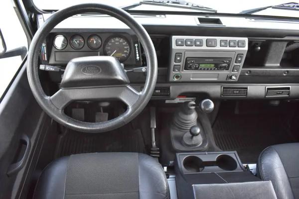 Pelēks Land Rover Defender 2006 Talsi, ar dzinēja tilpumu 2.50 L un nobraukumu 89 tūkst. km par 26500 €, foto 8 vietnē AUTOMOTO.COM.LV
