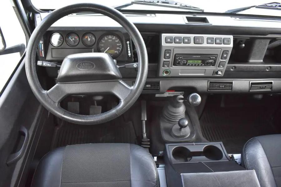 Pelēks Land Rover Defender 2006 Talsi, ar dzinēja tilpumu 2.50 L un nobraukumu 89 tūkst. km par 26500 €, foto 9 vietnē AUTOMOTO.COM.LV