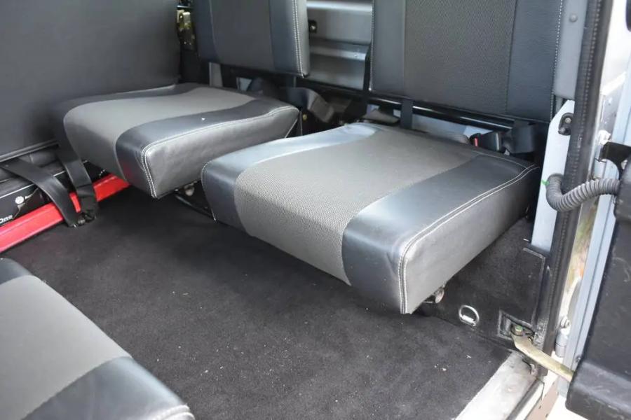 Pelēks Land Rover Defender 2006 Talsi, ar dzinēja tilpumu 2.50 L un nobraukumu 89 tūkst. km par 26500 €, foto 10 vietnē AUTOMOTO.COM.LV