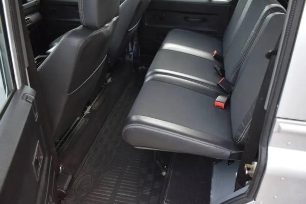 Pelēks Land Rover Defender 2006 Talsi, ar dzinēja tilpumu 2.50 L un nobraukumu 89 tūkst. km par 26500 €, foto 10 vietnē AUTOMOTO.COM.LV