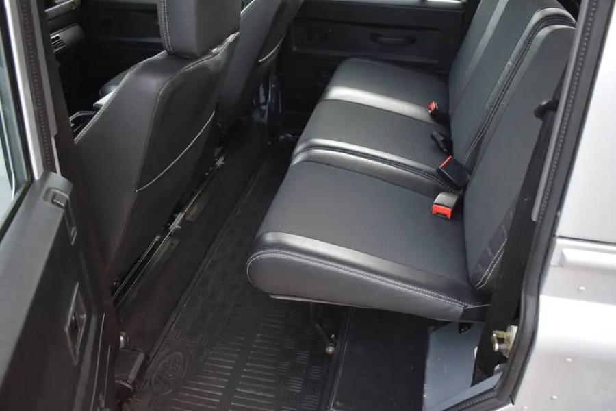 Pelēks Land Rover Defender 2006 Talsi, ar dzinēja tilpumu 2.50 L un nobraukumu 89 tūkst. km par 26500 €, foto 11 vietnē AUTOMOTO.COM.LV