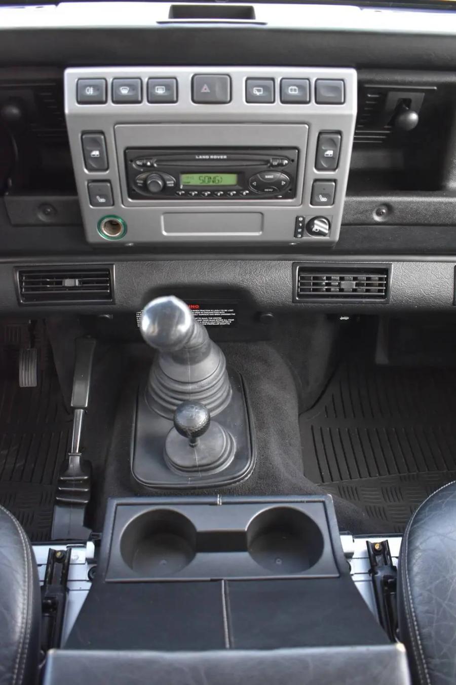 Pelēks Land Rover Defender 2006 Talsi, ar dzinēja tilpumu 2.50 L un nobraukumu 89 tūkst. km par 26500 €, foto 15 vietnē AUTOMOTO.COM.LV