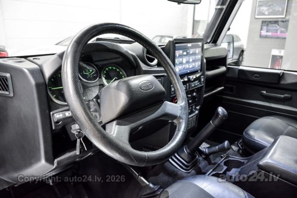 Pelēks Land Rover Defender 2011 Tallina, ar dzinēja tilpumu 2.40 L un nobraukumu 218 tūkst. km par 39900 €, foto 8 vietnē AUTOMOTO.COM.LV
