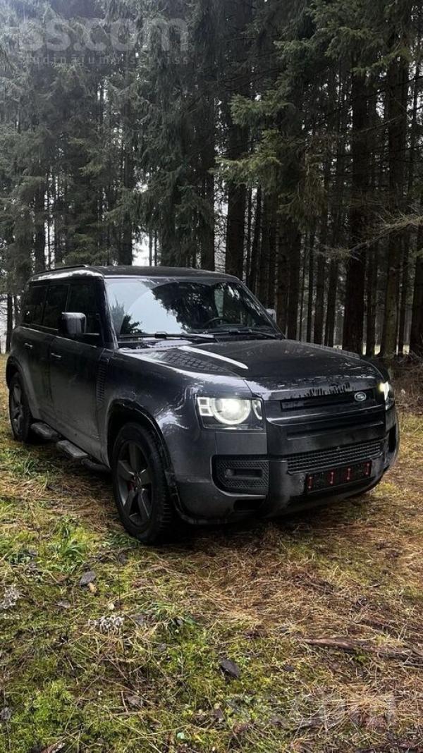 Grey Land Rover Defender 2022 in Riga, with an engine capacity of 3.00 L and mileage of 88 thousand km for 55999 €, photo 1 on AUTOMOTO.COM.LV