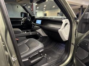 Pelēks Land Rover Defender 2022 Rīga, ar dzinēja tilpumu 3.00 L un nobraukumu 90 tūkst. km par 50990 €, foto 12 vietnē AUTOMOTO.COM.LV