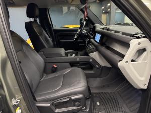 Pelēks Land Rover Defender 2022 Rīga, ar dzinēja tilpumu 3.00 L un nobraukumu 90 tūkst. km par 50990 €, foto 13 vietnē AUTOMOTO.COM.LV