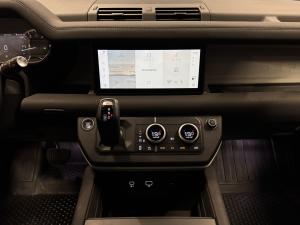Pelēks Land Rover Defender 2022 Rīga, ar dzinēja tilpumu 3.00 L un nobraukumu 90 tūkst. km par 50990 €, foto 18 vietnē AUTOMOTO.COM.LV