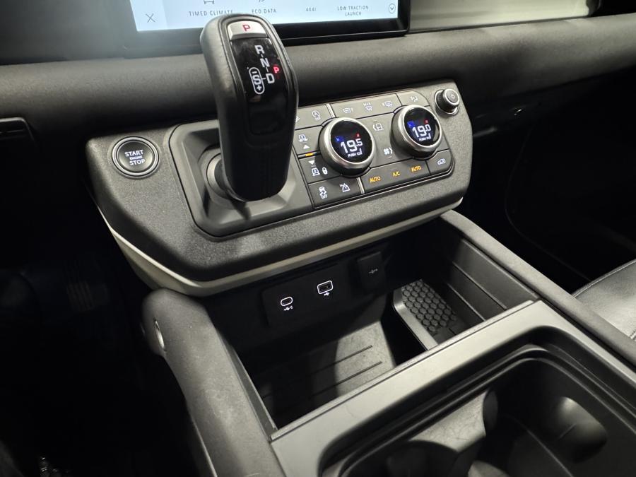 Pelēks Land Rover Defender 2022 Rīga, ar dzinēja tilpumu 3.00 L un nobraukumu 90 tūkst. km par 50990 €, foto 19 vietnē AUTOMOTO.COM.LV