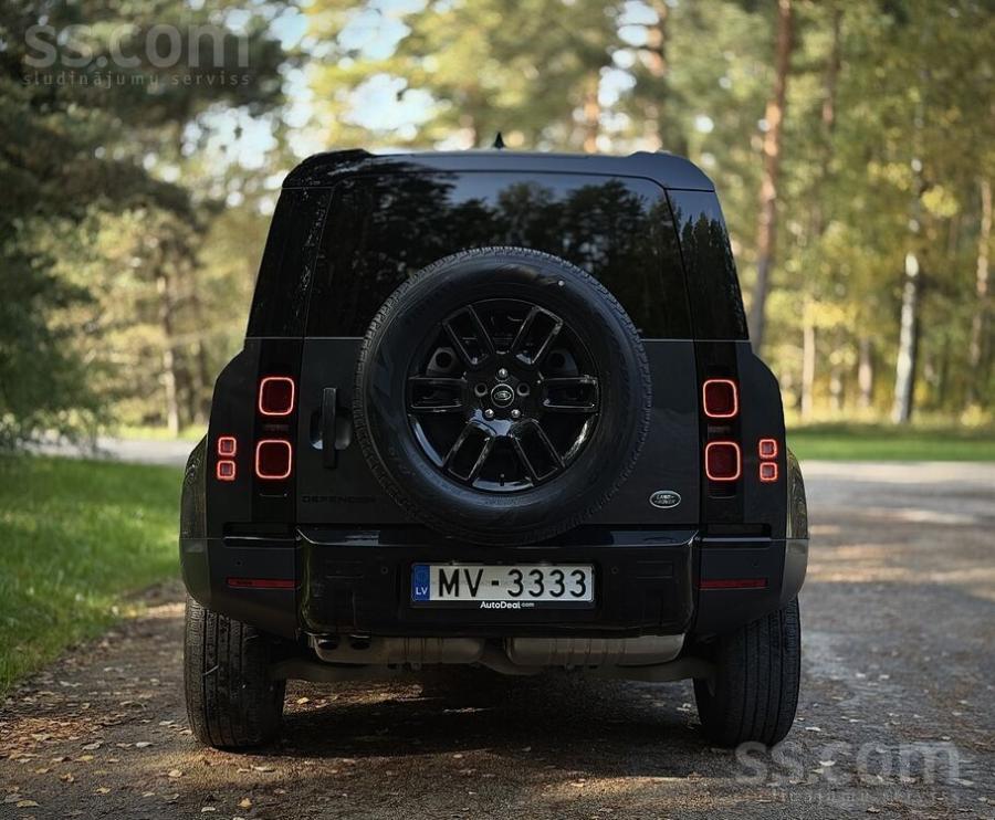 Grey Land Rover Defender 2022 in Riga, with an engine capacity of 3.00 L and mileage of 163 thousand km for 42850 €, photo 6 on AUTOMOTO.COM.LV