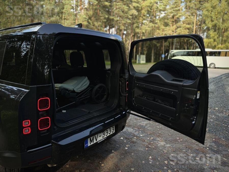 Grey Land Rover Defender 2022 in Riga, with an engine capacity of 3.00 L and mileage of 163 thousand km for 42850 €, photo 8 on AUTOMOTO.COM.LV