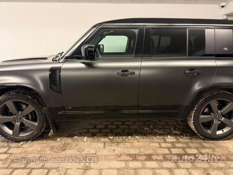 Pelēks Land Rover Defender 2023 Tallina, ar dzinēja tilpumu 5.00 L un nobraukumu 44 tūkst. km par 104900 €, foto 4 vietnē AUTOMOTO.COM.LV