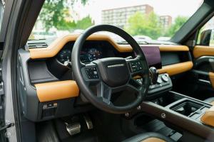 Pelēks Land Rover Defender 2024 Viļņa, ar dzinēja tilpumu 3.00 L un nobraukumu 32 tūkst. km par 83900 €, foto 19 vietnē AUTOMOTO.COM.LV