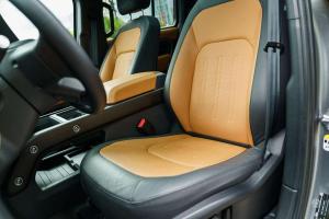 Pelēks Land Rover Defender 2024 Viļņa, ar dzinēja tilpumu 3.00 L un nobraukumu 32 tūkst. km par 83900 €, foto 20 vietnē AUTOMOTO.COM.LV