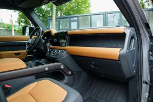 Pelēks Land Rover Defender 2024 Viļņa, ar dzinēja tilpumu 3.00 L un nobraukumu 32 tūkst. km par 83900 €, foto 22 vietnē AUTOMOTO.COM.LV