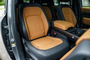 Pelēks Land Rover Defender 2024 Viļņa, ar dzinēja tilpumu 3.00 L un nobraukumu 32 tūkst. km par 83900 €, foto 23 vietnē AUTOMOTO.COM.LV