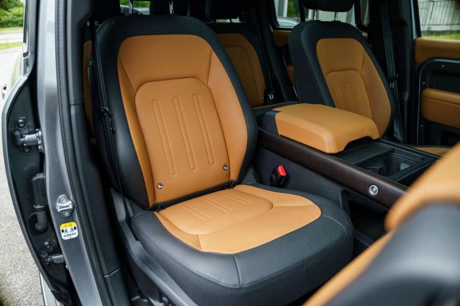 Pelēks Land Rover Defender 2024 Viļņa, ar dzinēja tilpumu 3.00 L un nobraukumu 32 tūkst. km par 83900 €, foto 23 vietnē AUTOMOTO.COM.LV