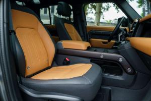 Pelēks Land Rover Defender 2024 Viļņa, ar dzinēja tilpumu 3.00 L un nobraukumu 32 tūkst. km par 83900 €, foto 24 vietnē AUTOMOTO.COM.LV