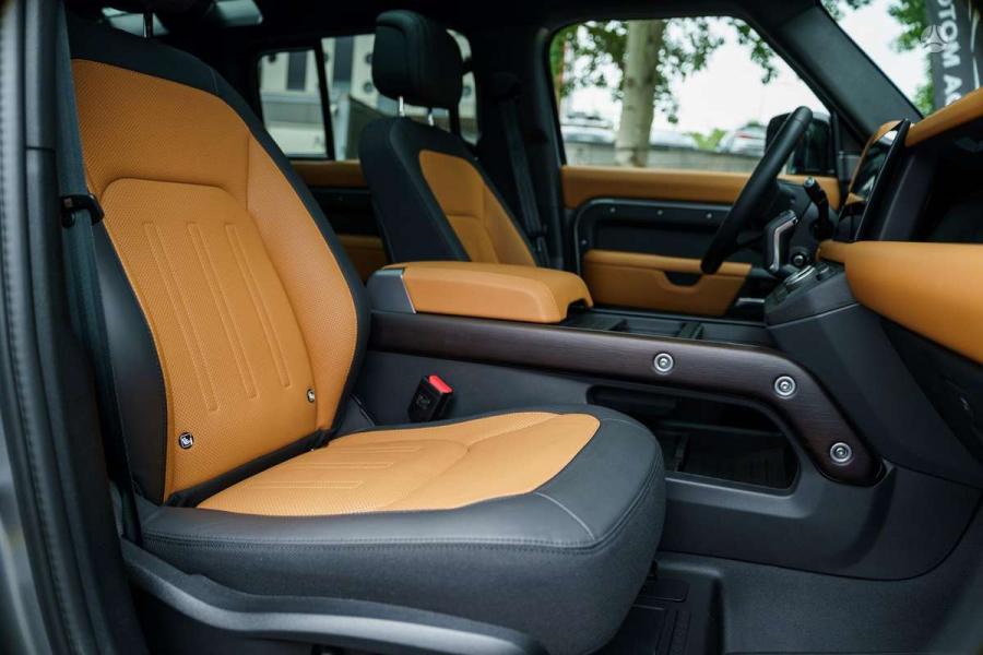Pelēks Land Rover Defender 2024 Viļņa, ar dzinēja tilpumu 3.00 L un nobraukumu 32 tūkst. km par 83900 €, foto 24 vietnē AUTOMOTO.COM.LV