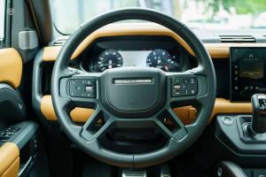 Pelēks Land Rover Defender 2024 Viļņa, ar dzinēja tilpumu 3.00 L un nobraukumu 32 tūkst. km par 83900 €, foto 28 vietnē AUTOMOTO.COM.LV