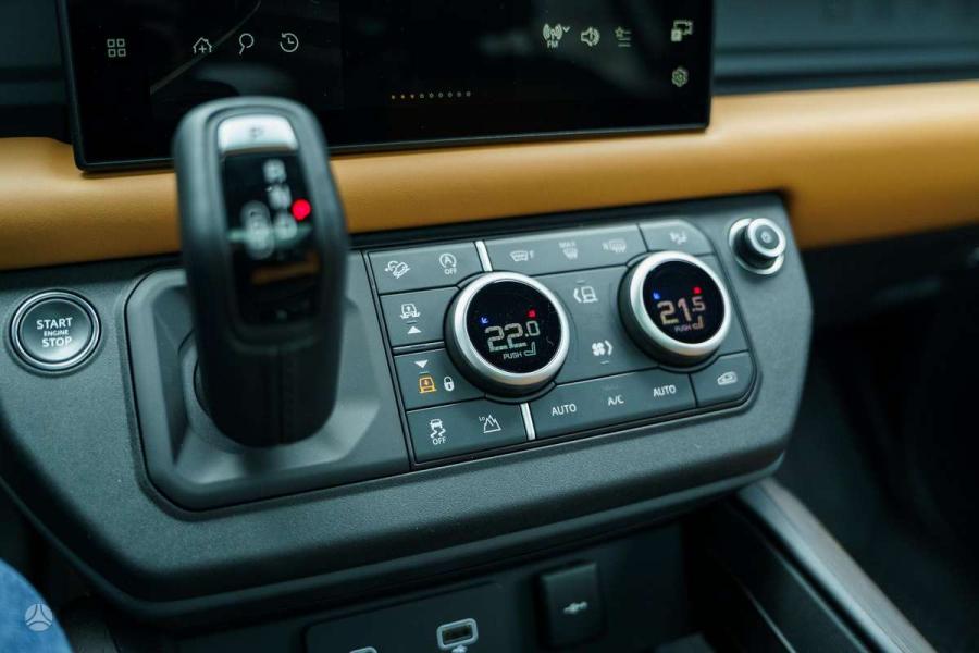 Pelēks Land Rover Defender 2024 Viļņa, ar dzinēja tilpumu 3.00 L un nobraukumu 32 tūkst. km par 83900 €, foto 32 vietnē AUTOMOTO.COM.LV