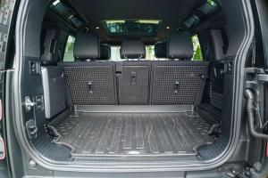 Pelēks Land Rover Defender 2024 Viļņa, ar dzinēja tilpumu 3.00 L un nobraukumu 32 tūkst. km par 83900 €, foto 43 vietnē AUTOMOTO.COM.LV