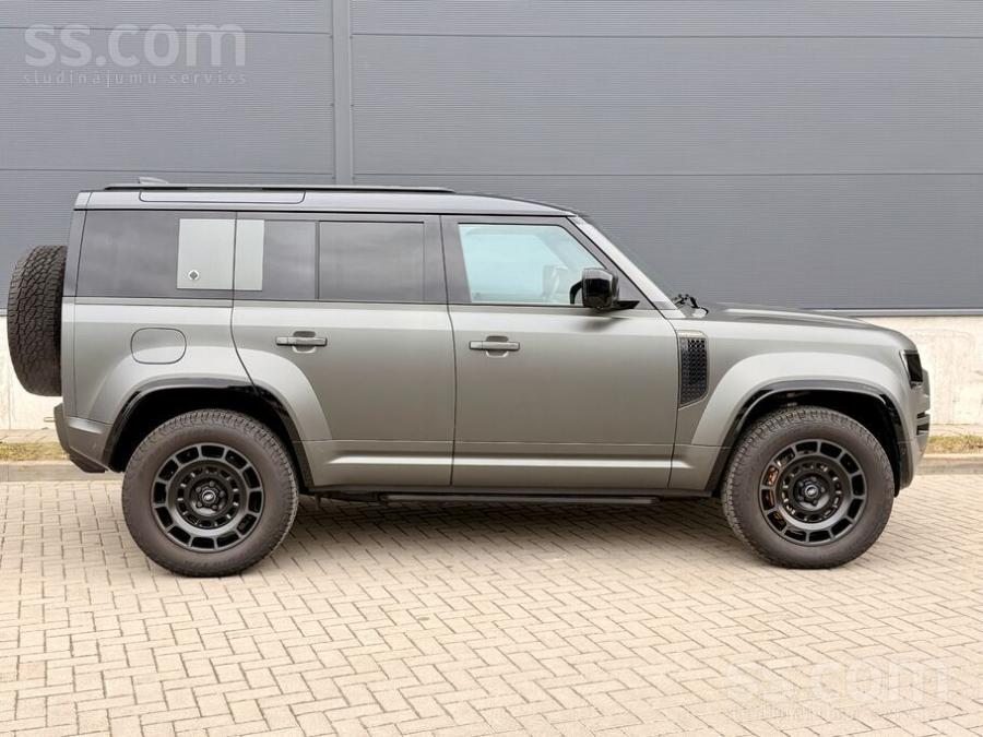 Pelēks Land Rover Defender 2025 Rīga, ar dzinēja tilpumu 4.40 L un nobraukumu 13 tūkst. km par 179990 €, foto 4 vietnē AUTOMOTO.COM.LV
