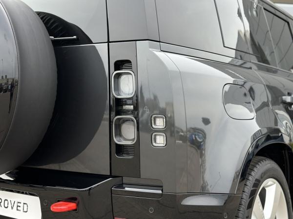 Grey Land Rover Defender 2025 in Vilnius, with an engine capacity of 3.00 L and mileage of 20 thousand km for 90500 €, photo 8 on AUTOMOTO.COM.LV