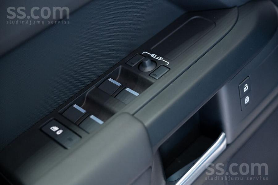 Pelēks Land Rover Defender 2026 Rīga, ar dzinēja tilpumu 3.00 L un nobraukumu 3 tūkst. km par 64990 €, foto 14 vietnē AUTOMOTO.COM.LV
