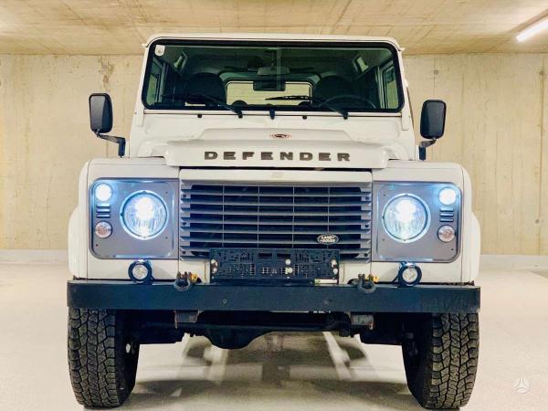 White Land Rover Defender 2015 in Marijampole, with an engine capacity of 2.50 L and mileage of 213 thousand km for 27950 €, photo 2 on AUTOMOTO.COM.LV