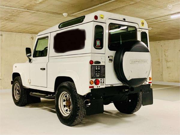 White Land Rover Defender 2015 in Marijampole, with an engine capacity of 2.50 L and mileage of 213 thousand km for 27950 €, photo 4 on AUTOMOTO.COM.LV