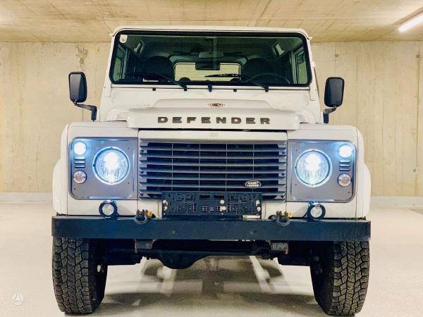 White Land Rover Defender 2015 in Marijampole, with an engine capacity of 2.50 L and mileage of 213 thousand km for 27950 €, photo 5 on AUTOMOTO.COM.LV