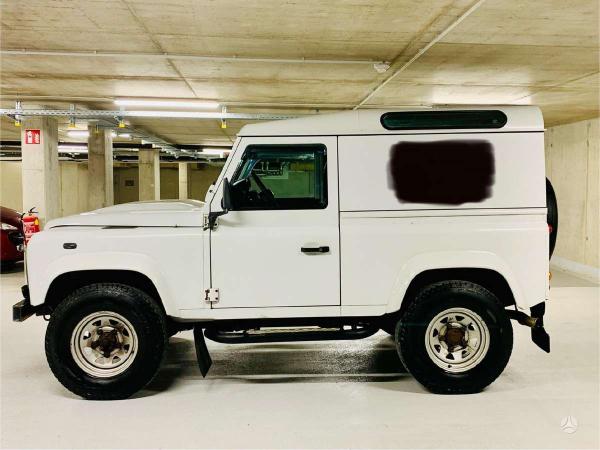 White Land Rover Defender 2015 in Marijampole, with an engine capacity of 2.50 L and mileage of 213 thousand km for 27950 €, photo 6 on AUTOMOTO.COM.LV