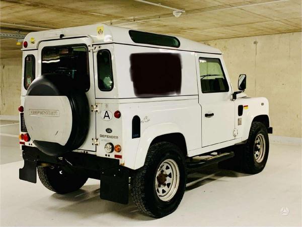 White Land Rover Defender 2015 in Marijampole, with an engine capacity of 2.50 L and mileage of 213 thousand km for 27950 €, photo 7 on AUTOMOTO.COM.LV