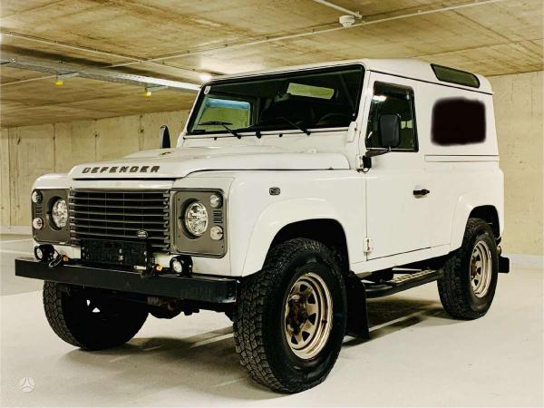 White Land Rover Defender 2015 in Marijampole, with an engine capacity of 2.50 L and mileage of 213 thousand km for 27950 €, photo 8 on AUTOMOTO.COM.LV