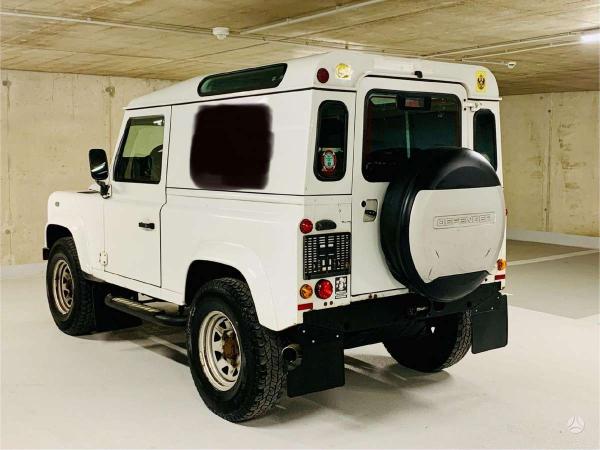 White Land Rover Defender 2015 in Marijampole, with an engine capacity of 2.50 L and mileage of 213 thousand km for 27950 €, photo 9 on AUTOMOTO.COM.LV