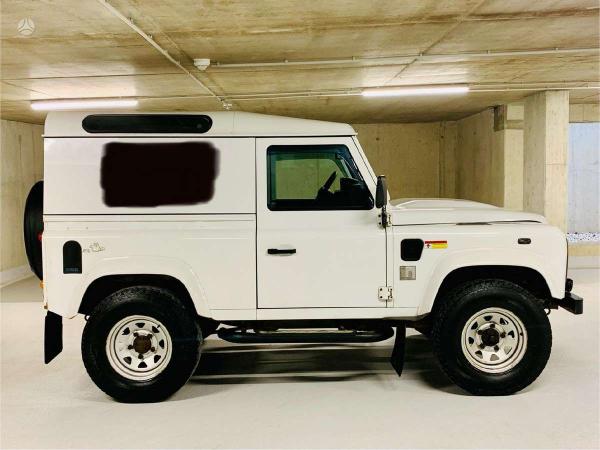 White Land Rover Defender 2015 in Marijampole, with an engine capacity of 2.50 L and mileage of 213 thousand km for 27950 €, photo 10 on AUTOMOTO.COM.LV