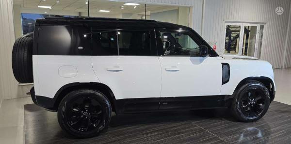 White Land Rover Defender 2024 in Siauliai, with an engine capacity of 3.00 L and mileage of 35 thousand km for 58300 €, photo 5 on AUTOMOTO.COM.LV