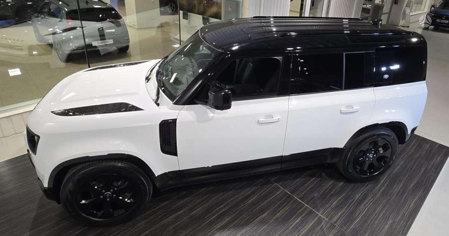 Balts Land Rover Defender 2024 Šauļi, ar dzinēja tilpumu 3.00 L un nobraukumu 35 tūkst. km par 58300 €, foto 8 vietnē AUTOMOTO.COM.LV