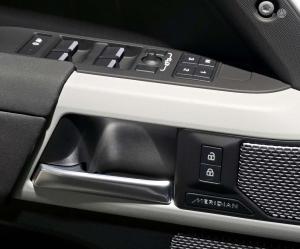 Balts Land Rover Defender 2024 Šauļi, ar dzinēja tilpumu 3.00 L un nobraukumu 35 tūkst. km par 58300 €, foto 15 vietnē AUTOMOTO.COM.LV