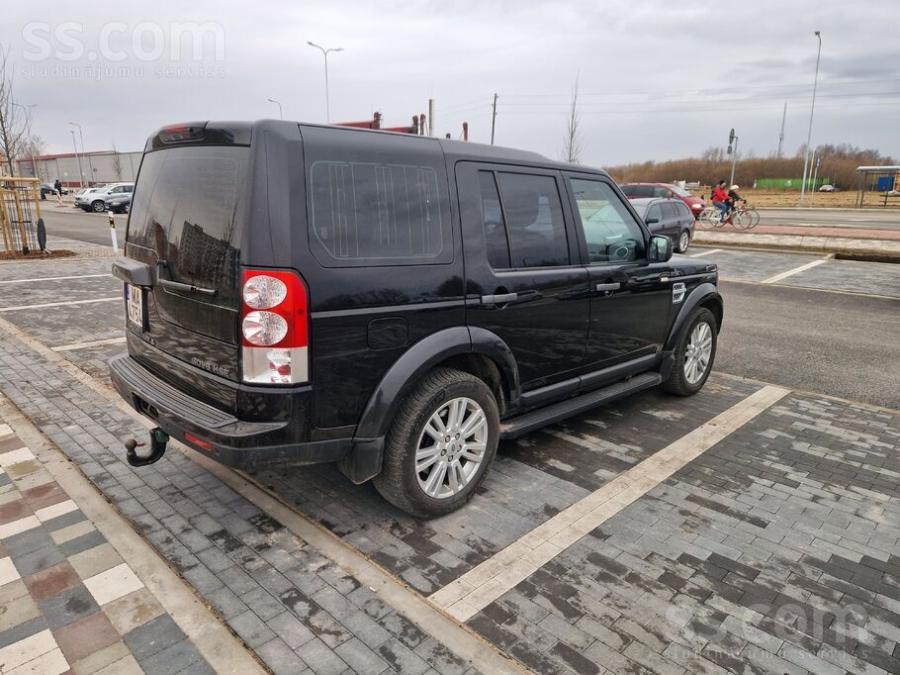 Black Land Rover Discovery 2011 in Jelgava, with an engine capacity of 3.00 L and mileage of 394 thousand km for 7500 €, photo 3 on AUTOMOTO.COM.LV