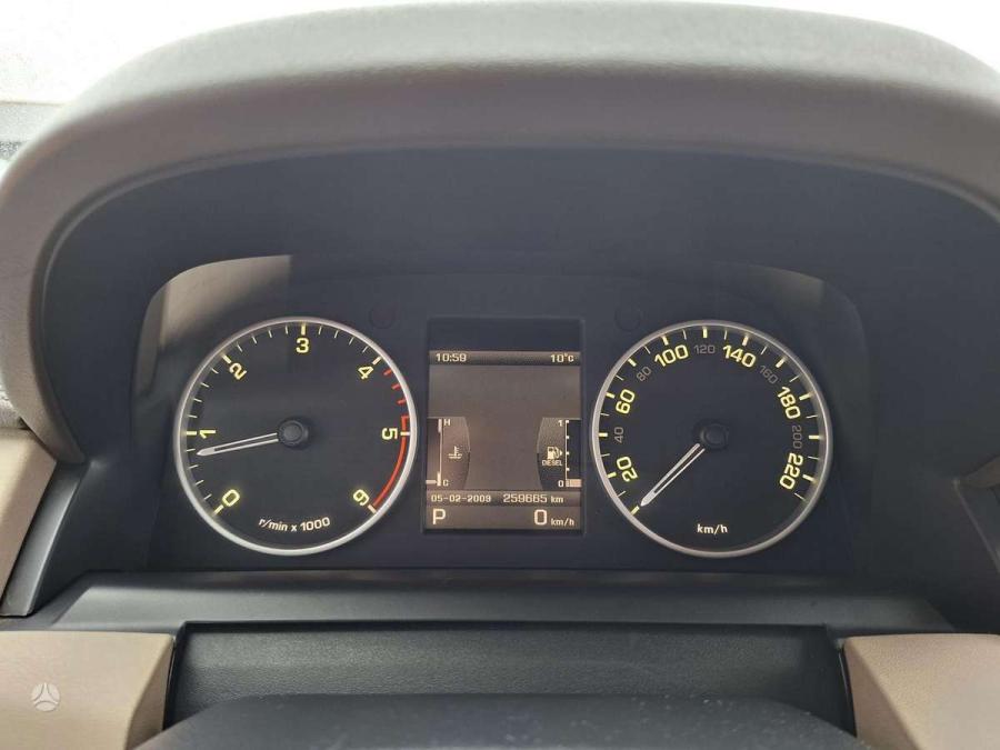 Black Land Rover Discovery 2011 in Vilnius, with an engine capacity of 2.99 L and mileage of 260 thousand km for 7500 €, photo 15 on AUTOMOTO.COM.LV