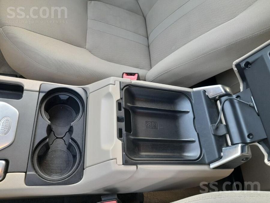 Melns Land Rover Discovery 2012 Talsi, ar dzinēja tilpumu 3.00 L un nobraukumu 206 tūkst. km par 9800 €, foto 22 vietnē AUTOMOTO.COM.LV