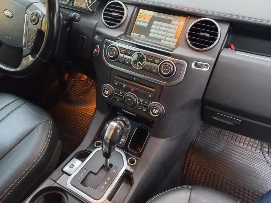 Black Land Rover Discovery 2012 in Riga, with an engine capacity of 3.00 L and mileage of 260 thousand km for 11990 €, photo 9 on AUTOMOTO.COM.LV