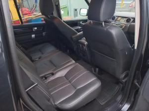 Black Land Rover Discovery 2012 in Riga, with an engine capacity of 3.00 L and mileage of 260 thousand km for 11990 €, photo 12 on AUTOMOTO.COM.LV