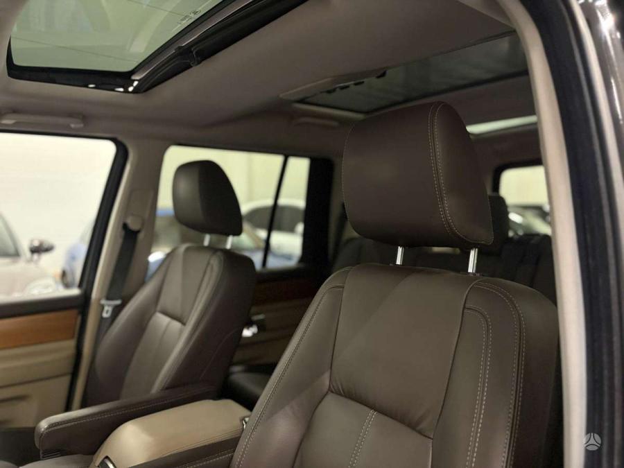 Black Land Rover Discovery 2014 in Vilnius, with an engine capacity of 3.00 L and mileage of 190 thousand km for 13000 €, photo 16 on AUTOMOTO.COM.LV