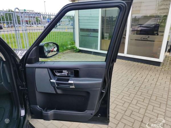 Land Rover Discovery 2015 in Klaipeda on AUTOMOTO.COM.LV Black Land Rover Discovery 2015 in Klaipeda, with an engine capacity of 3.00 L and mileage of 182 thousand km for 13900 €, photo 8 on AUTOMOTO.COM.LV