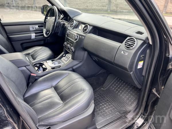 Black Land Rover Discovery 2015 in Riga, with an engine capacity of 3.00 L and mileage of 227 thousand km for 9990 €, photo 6 on AUTOMOTO.COM.LV