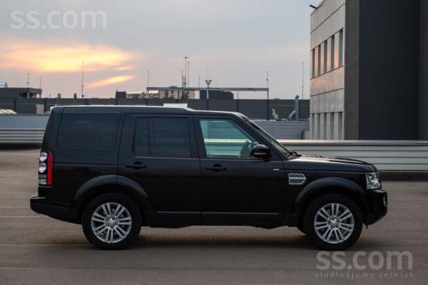 Land Rover Discovery 2015 in Riga on AUTOMOTO.COM.LV Black Land Rover Discovery 2015 in Riga, with an engine capacity of 3.00 L and mileage of 160 thousand km for 16500 €, photo 6 on AUTOMOTO.COM.LV